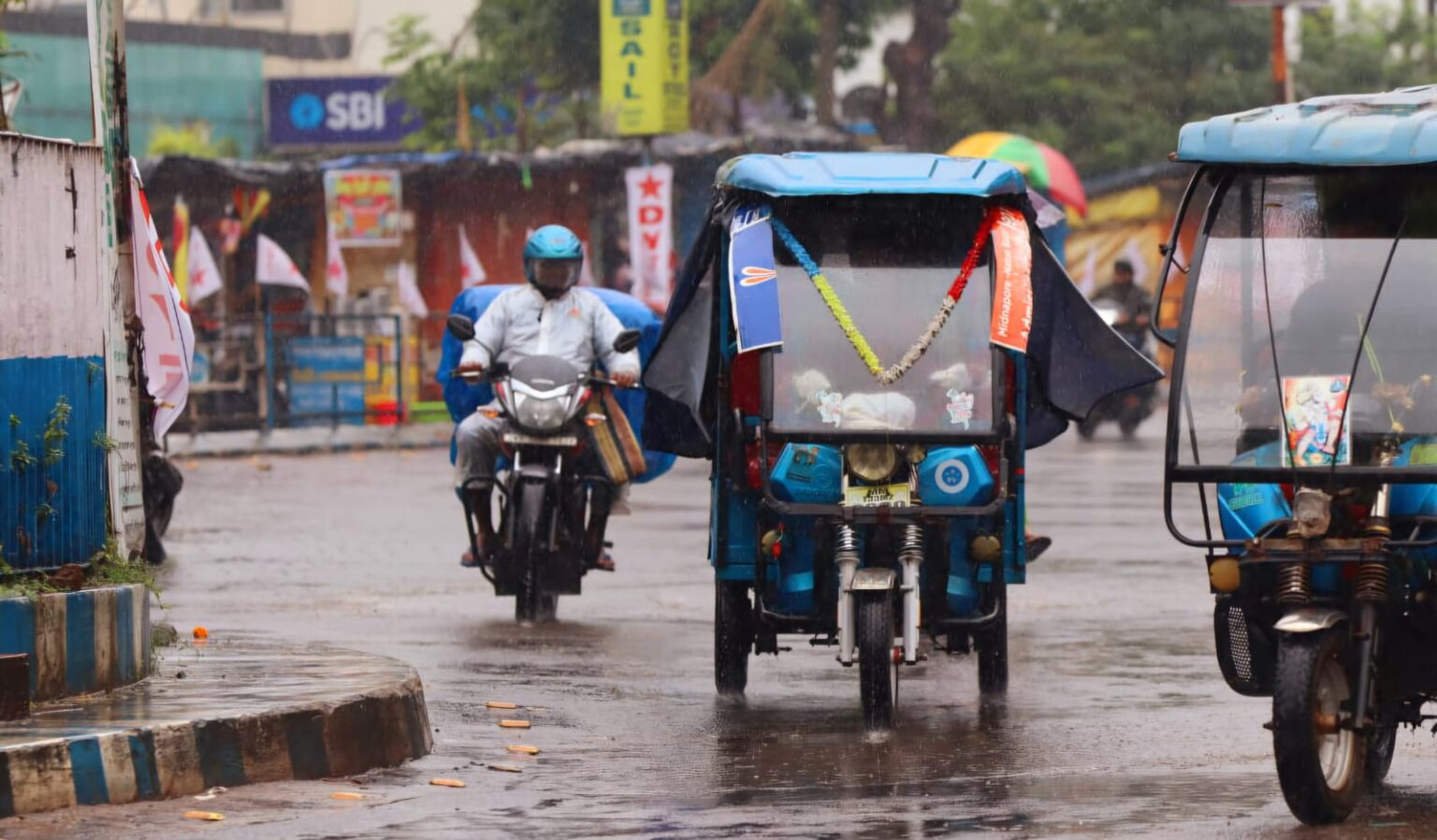 Midnapore: মেদিনীপুর-খড়্গপুরে টোটো-আটো-চারচাকায় করে ঠাকুর দেখতে ...